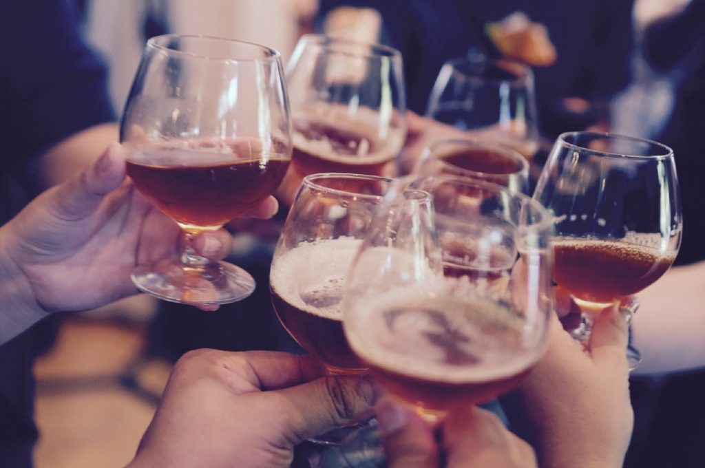 Healthy Habits to Practice When Drinking Out with Friends